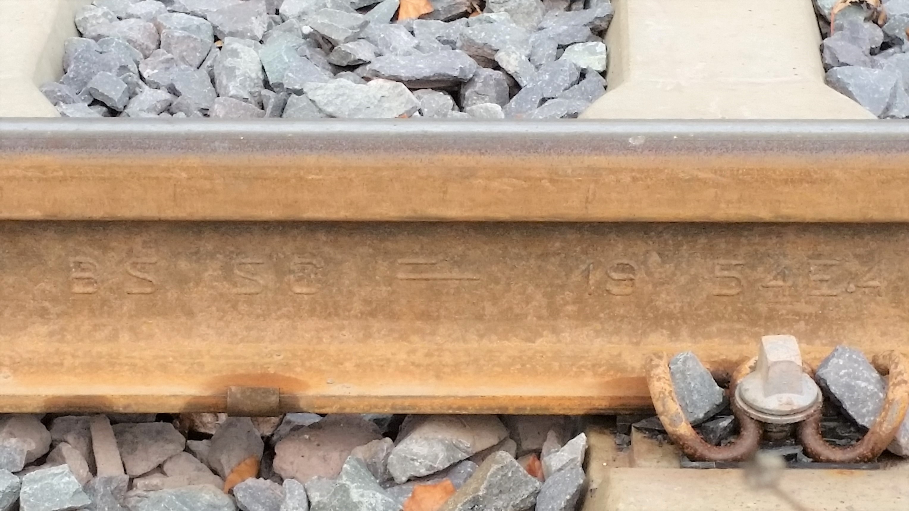 Walzzeichen: BRITISH STEEL – Die Welt der Eisenbahnschienen