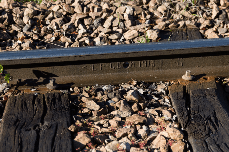 Sonderzeichen und Abkürzungen – Die Welt der Eisenbahnschienen